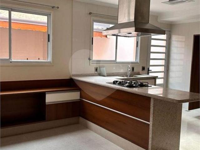 Sobrado para venda em Vila Galvão de 348.00m² com 3 Quartos, 1 Suite e 10 Garagens
