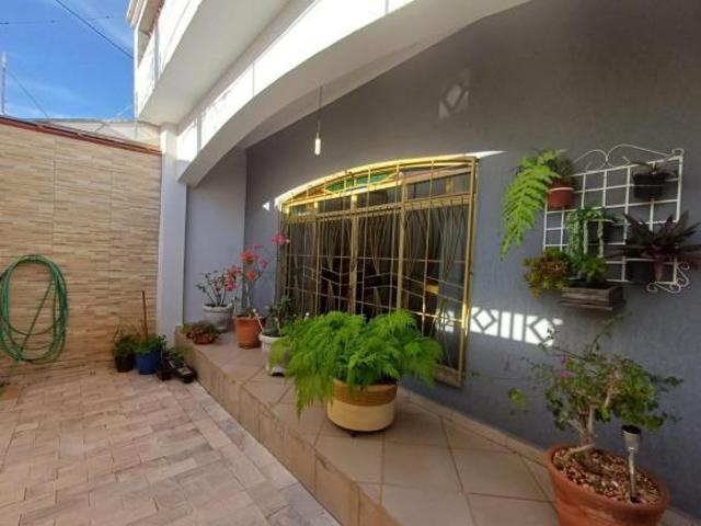 Sobrado para venda em Vila Santo Antônio com 4 quartos, sendo 2 suítes, 228m²