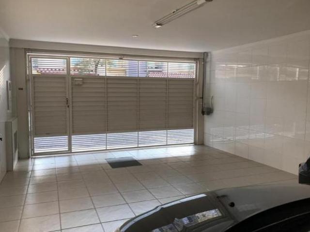 Sobrado para venda em Vila Salete de 185.00m² com 3 Quartos, 3 Suites e 4 Garagens