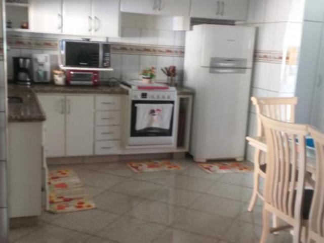 Sobrado para Venda por R$745.000,00 com 500m², 2 salas, 3 banheiros e 8 vagas Jardim imperador, Pr