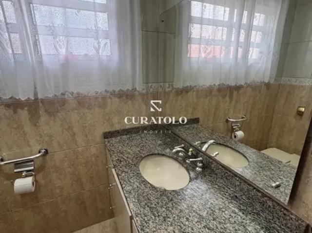 Sobrado para venda possui 275 metros quadrados com 5 quartos