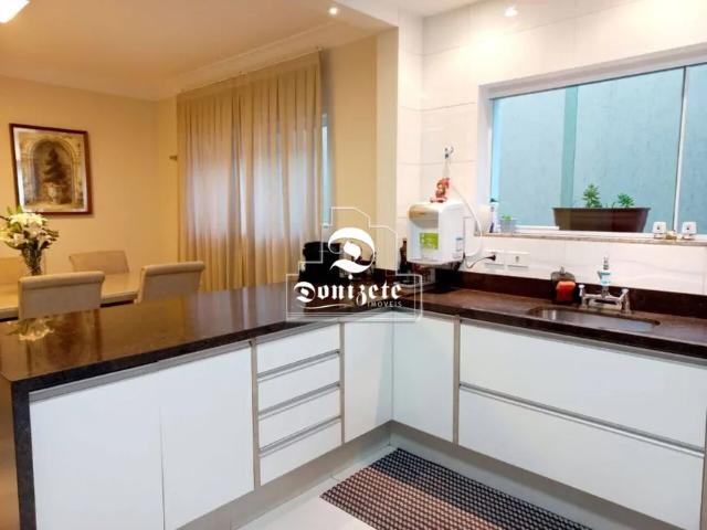 Sobrado para venda possui 206 metros quadrados com 3 quartos em Jardim Bela Vista Santo André SP