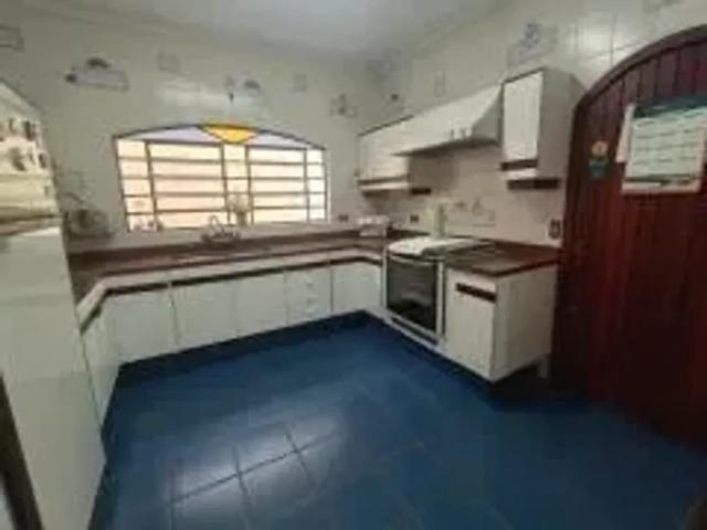 Sobrado para venda possui 232 metros quadrados com 3 quartos em Santa Maria Santo André SP