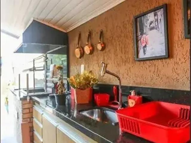 Sobrado para venda possui 370 metros quadrados com 3 quartos