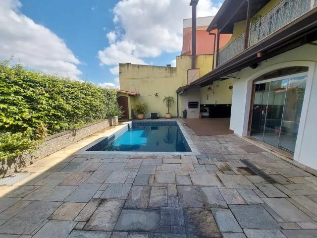 Sobrado para venda possui 333 metros quadrados com 3 quartos em Jardim Londrina São Paulo SP