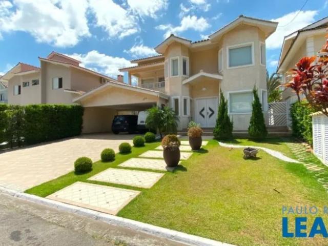 Sobrado para venda possui 460 metros quadrados com 4 quartos