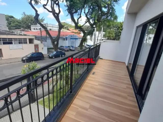 Sobrado para venda tem 360 metros quadrados com 6 quartos