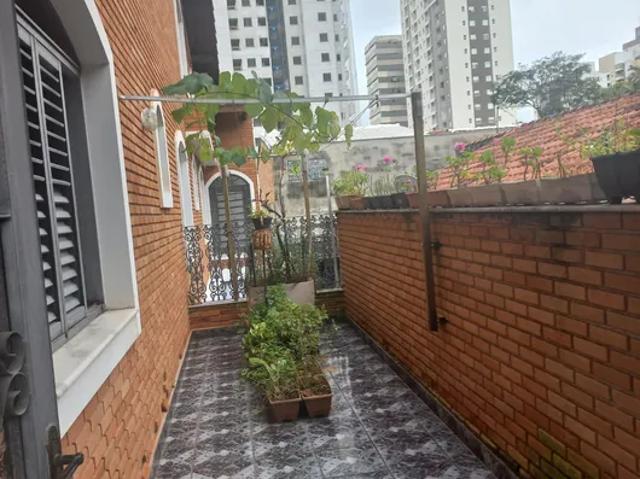 Sobrado para venda tem 304 metros quadrados com 3 quartos