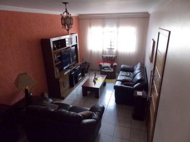 Sobrado paralelo à Rua das Imbiras, 3 dormitórios, 3 vagas, 200m² área útil