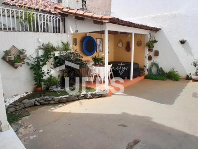 SOBRADO PISO INFERIOR CASA PRINCIPAL COM TRES QUARTOS, PISO SUPERIOR UM APARTAMENTO DE TRES QUARTOS