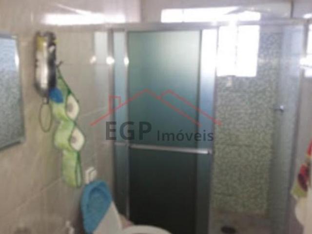 Sobrado, podendo servir como moradia multifamiliar. Casa térrea e superior tendo água e luz separado