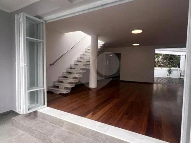 Sobrado. Pompéia. 3 quartos, suite. 2 vagas de garagem