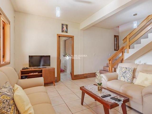 Sobrado possui 240 m², 4 dormitórios e 2 suítes