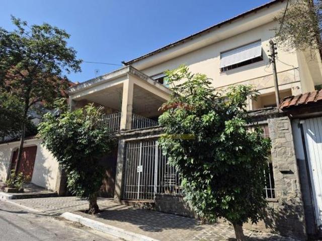 Sobrado próximo a Água Fria, com 3 quartos sendo 1 suíte e 4 vagas