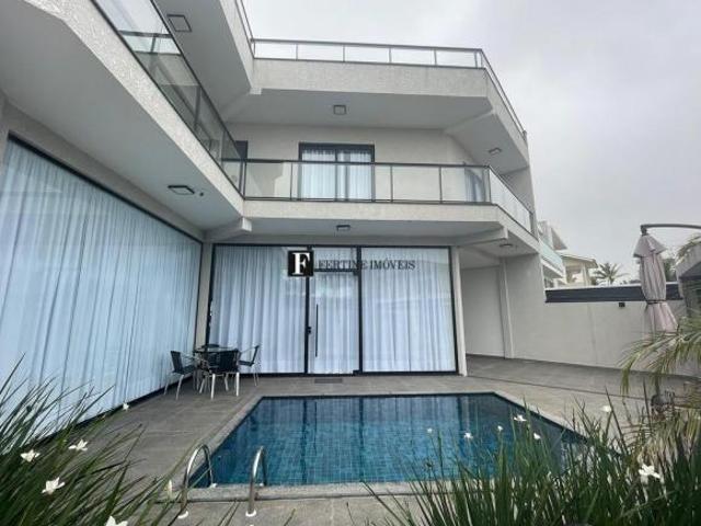 Sobrado quadra mar com terraço no Atami