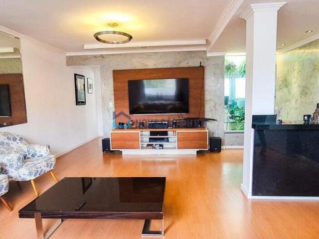 Sobrado Reformado com 189m², 4 quartos e Jardim de inverno