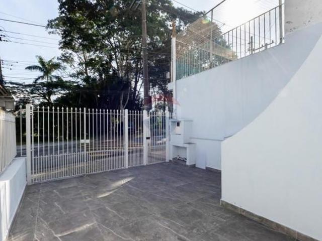 Sobrado reformado com praça arborizada de quintal, no Bosque da Saúde!