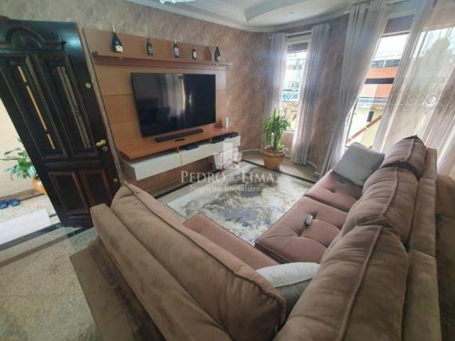 Sobrado residencial na Vila Formosa com 224m², 3 suítes, 4 vagas e quintal com churrasqueira
