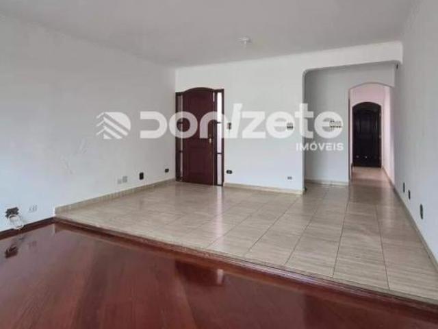 Sobrado Residencial à Venda em Pinheirinho, Santo André — 276 m² Internos, 150 m² de Terreno