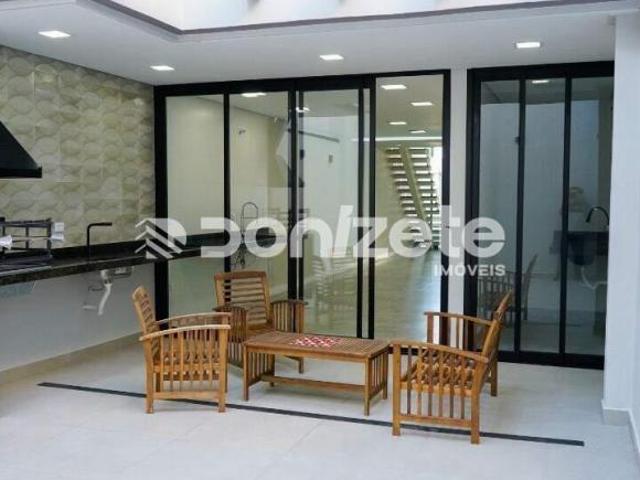 Sobrado Residencial à Venda em Vila Alzira, Santo André – 3 Suítes, 3 Vagas e Financiamento
