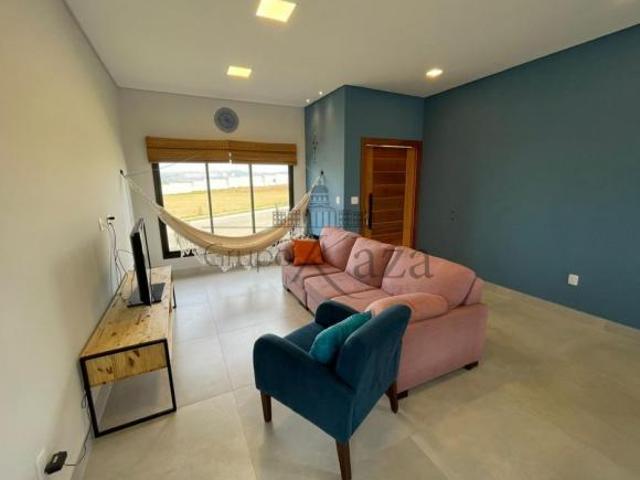 Sobrado Residencial Colinas Caçapava Condomínio Santa Mônica 4 Dormitórios 223m²