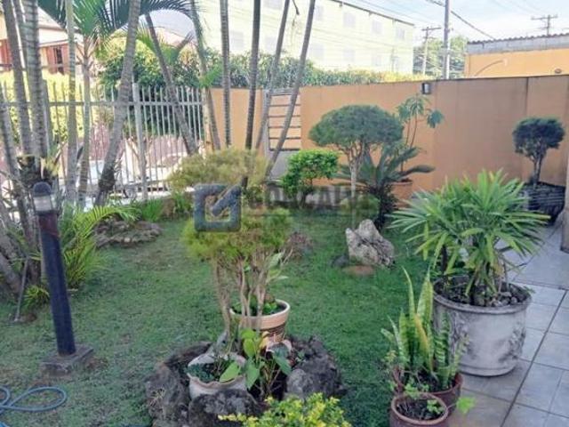 Sobrado Residencial com 4 Quartos, 2 Suítes, 5 Vagas e Piscina – Jardim São Caetano, SP