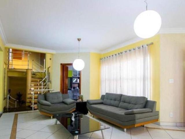 Sobrado Residencial com 4 Quartos, 6 Vagas e Piscina em Parque das Nações, Santo André – Aceita Fina