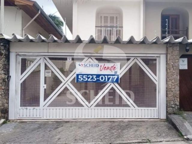 Sobrado residencial com 210m2 3 suítes, 2 vagas, estando em ótima localização no Campo Grande