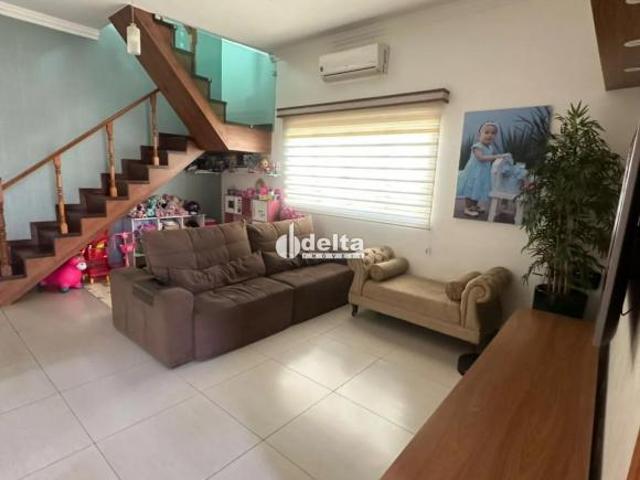 Sobrado residencial com 3 quartos sendo 1 suíte disponível para venda no bairro Jardim Brasília em U