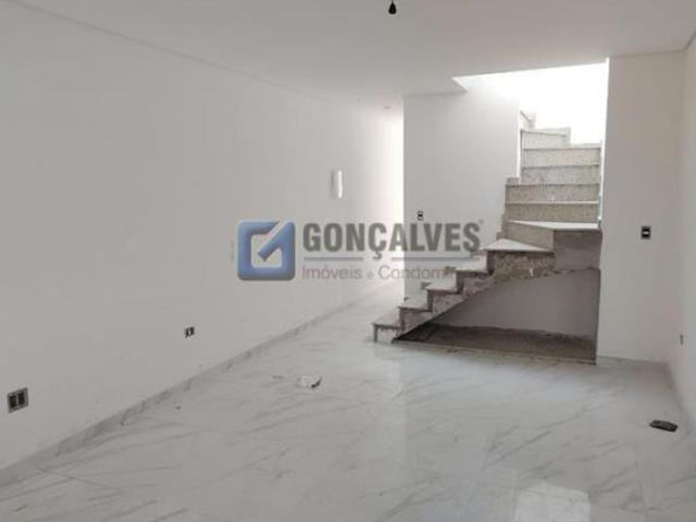Sobrado residencial com 3 suítes, 4 vagas e acabamento em porcelanato – Demarchi, SBC