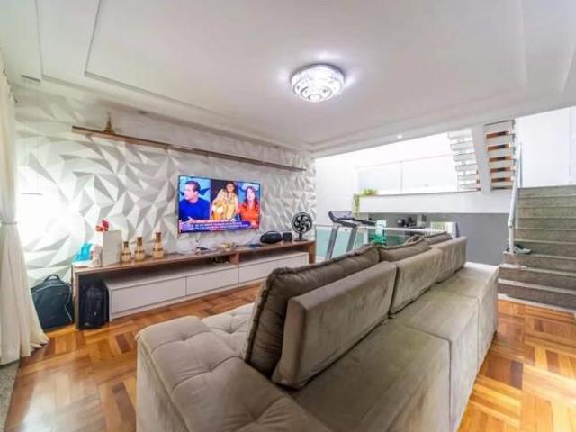 Sobrado Residencial com 3 suítes, 4 vagas e mobília em Vila Scarpelli, Santo André — Financia