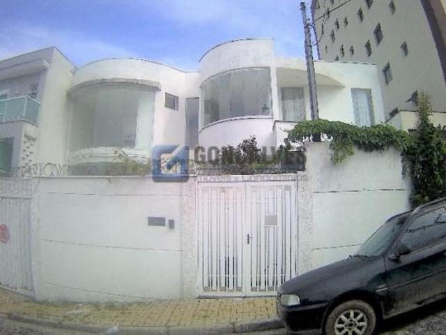 Sobrado Residencial com 3 suítes, 7 vagas e piscina em Santa Terezinha, São Bernardo do Campo