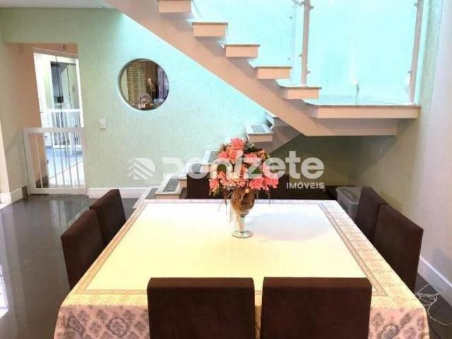 Sobrado Residencial com 3 Suítes, 3 Vagas e Localização Privilegiada em Vila Scarpelli, Santo André