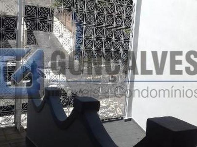 Sobrado Residencial com 3 suítes, 3 vagas e quintal em Anchieta, SBC