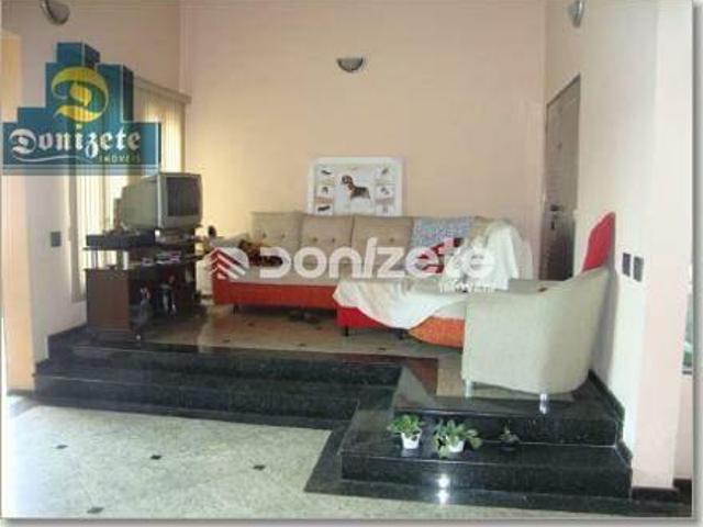 Sobrado Residencial com 3 suítes e 255 m² em Santo André – Financia e Permuta