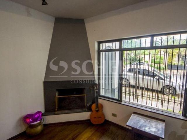 Sobrado residencial de 200m², com 3 dormitórios, 1 suíte, 2 banheiros,2 vagas garagem