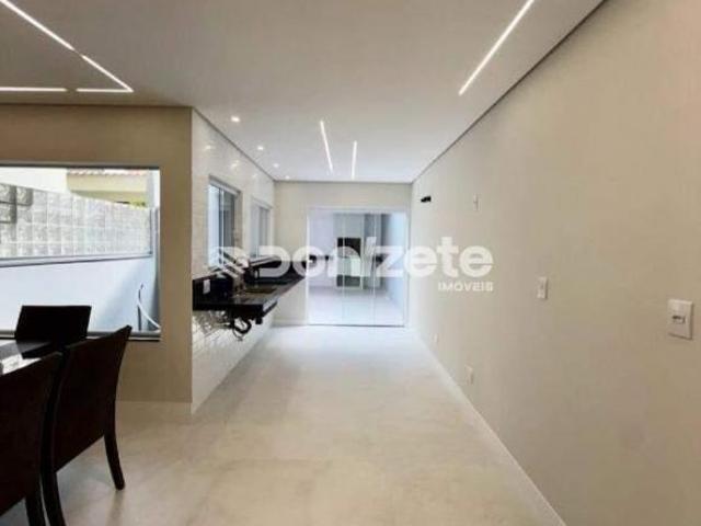 Sobrado Residencial de 3 suítes com 263 m² úteis e 6 vagas em Jardim do Mar, SBC