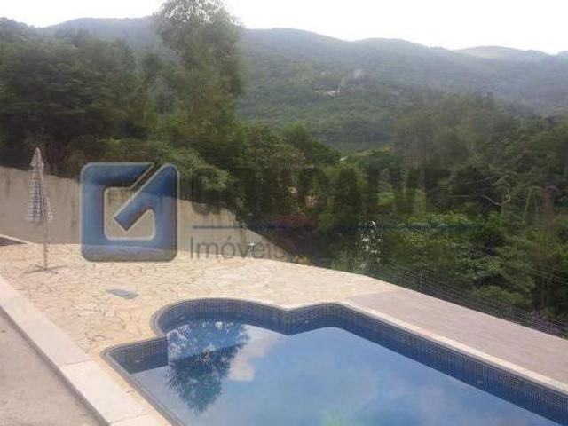 Sobrado Residencial de 3 Suítes com Piscina no Centro de Mairiporã — 300 m² de Área Interna