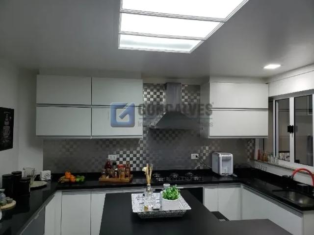 Sobrado Residencial de 3 Quartos com 2 Vagas em Santa Terezinha, SBC R$800.000