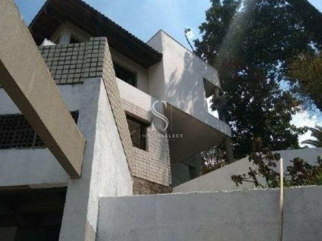 SOBRADO RESIDENCIAL DE 500M² POSSUI 4 DORMITÓRIOS,5 BANHEIROS E 4 VAGAS Á VENDA NA REGIÃO DO MORUMBI