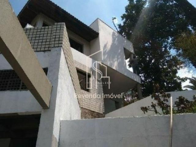 SOBRADO RESIDENCIAL DE 500M² POSSUI 4 DORMITÓRIOS,5 BANHEIROS E 4 VAGAS Á VENDA NA REGIÃO DO MORUMBI