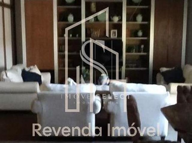 SOBRADO RESIDENCIAL DE 600M² POSSUI 5 DORMITÓRIOS,6 BANHEIROS E 6 VAGAS Á VENDA