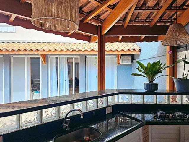 Sobrado residencial em Condomínio Fechado com 150m², 3 suítes, 4 vagas em Parque Renato Maia, Guarul