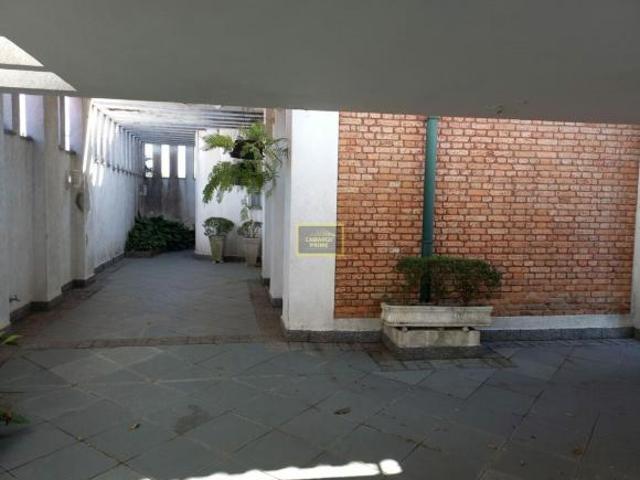 Sobrado residencial em rua tranquila próximo ao Hospital Albert Einstein