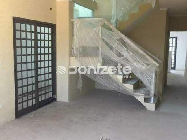 Sobrado Residencial em Santo André Parque João Ramalho – 3 suítes, 300 m², 14 vagas