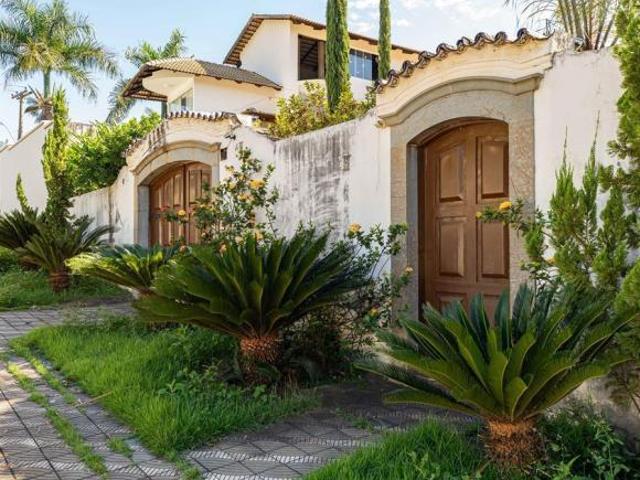 Sobrado residencial estilo colonial Paisagismo executado pelo maior Paisagista de Brasil Roberto