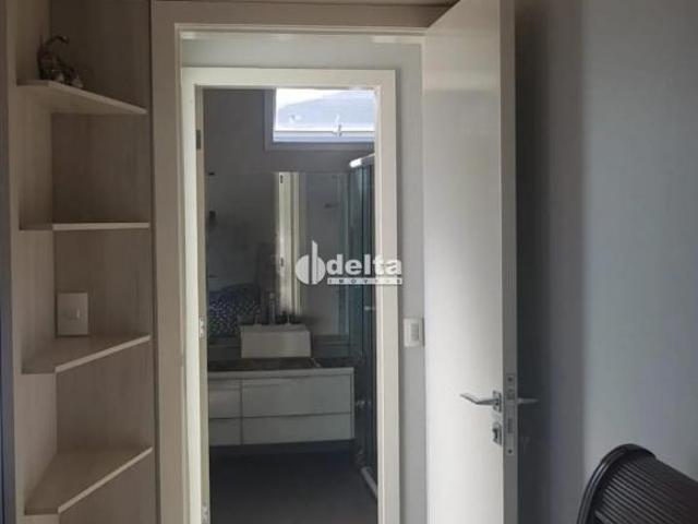 Sobrado residencial 04 quartos disponível para venda no bairro Alto Umuarama em Uberlândia MG