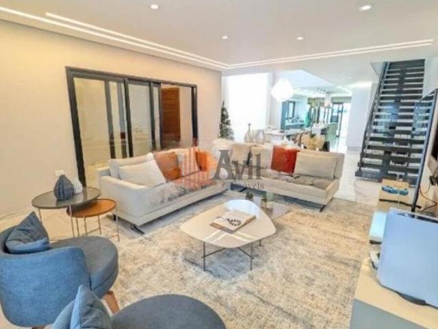 Sobrado Residencial 450m² com 4 quartos, 4 suítes e 6 vagas à Venda no Tatuaope