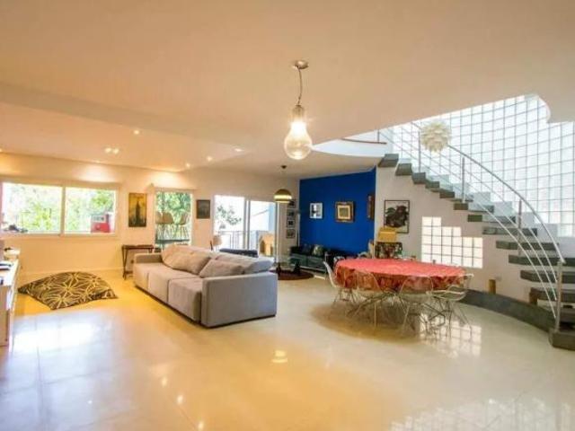 Sobrado Residencial 4 Quartos com 2 Suítes, 6 Vagas — Vila Assunção, Santo André Financia
