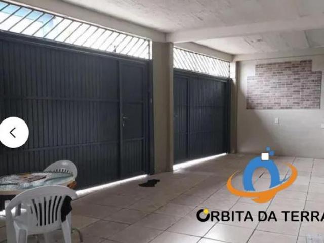 sobrado se divide em dois. 1 terreo é composto por 3 quartos, 1 cozinha, 1 sala, 2 banheiros, 1 lava